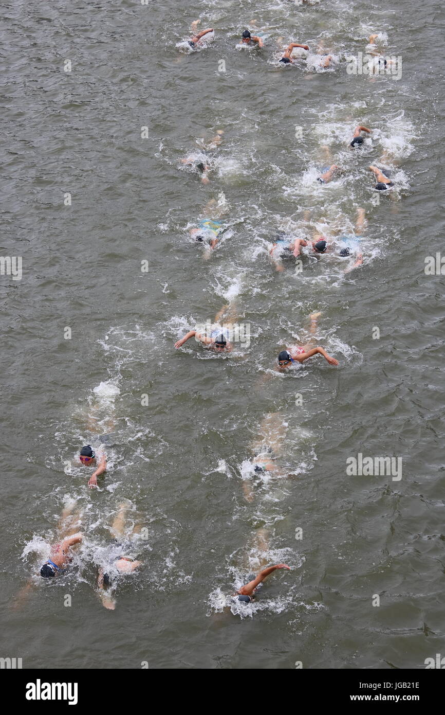 Group of swimmers hi-res stock photography and images - Alamy