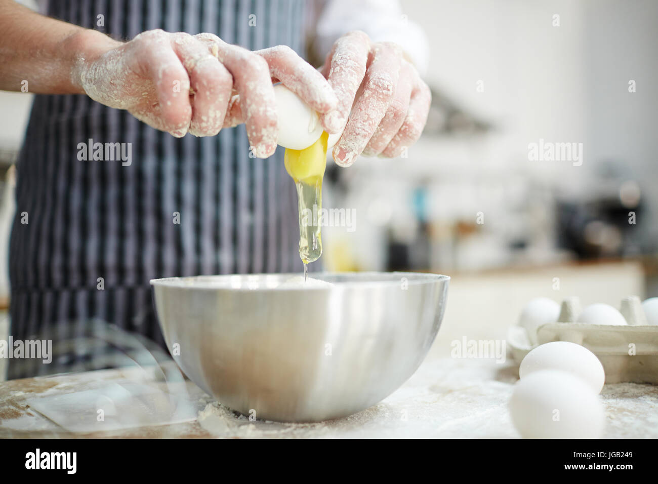 Breaking egg hi-res stock photography and images - Alamy