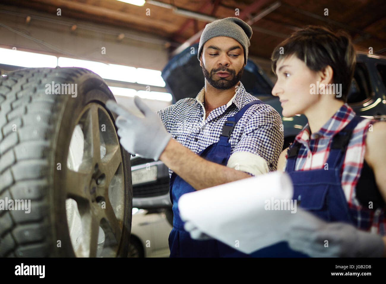 Cooperative teamwork hi-res stock photography and images - Alamy