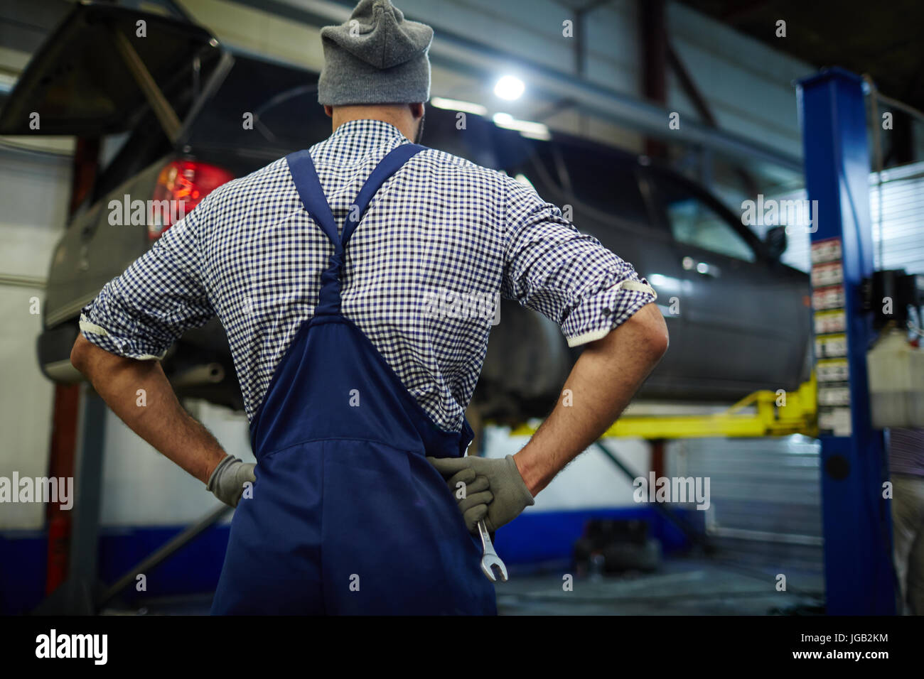 Repairman back hi-res stock photography and images - Alamy