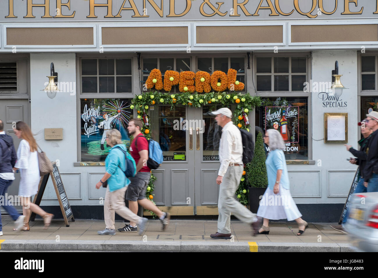 Hand in hand pub wimbledon hi-res stock photography and images - Alamy