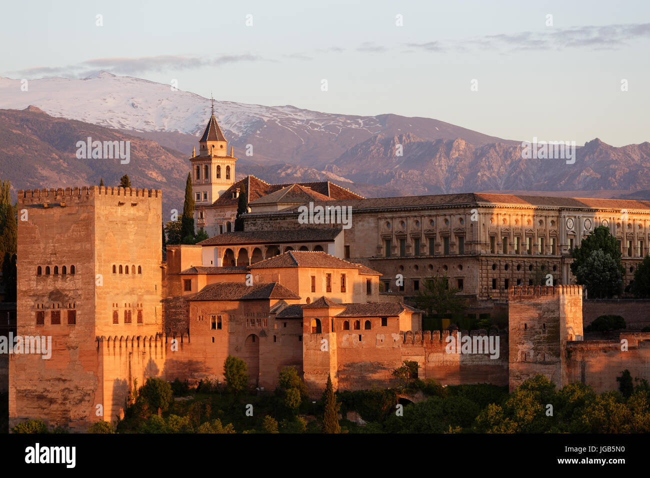 View alhambra sierra nevada the background hi-res stock photography and ...