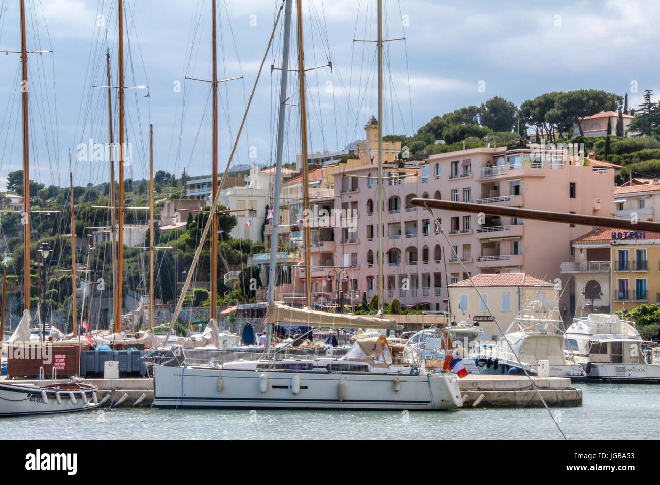 Le port de Cassis, Côte d'Azur, France - Cassis harbour, French Riviera ...