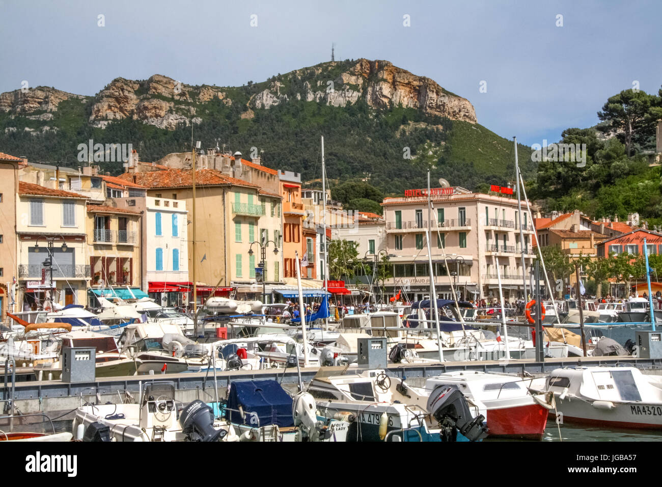 Le port de Cassis, Côte d'Azur, France - Cassis harbour, French Riviera ...