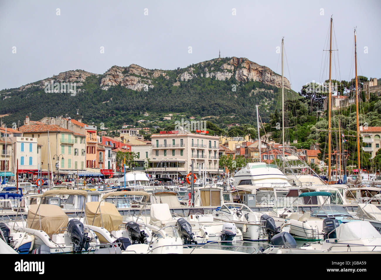 Le port de Cassis, Côte d'Azur, France - Cassis harbour, French Riviera ...
