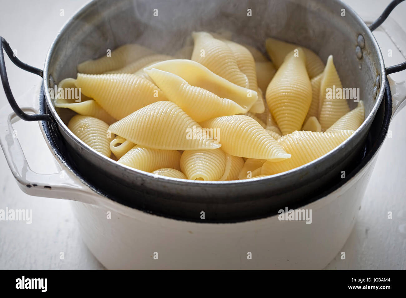Fresh boiled cooked large seashell italian pasta (Italian bronze die ...