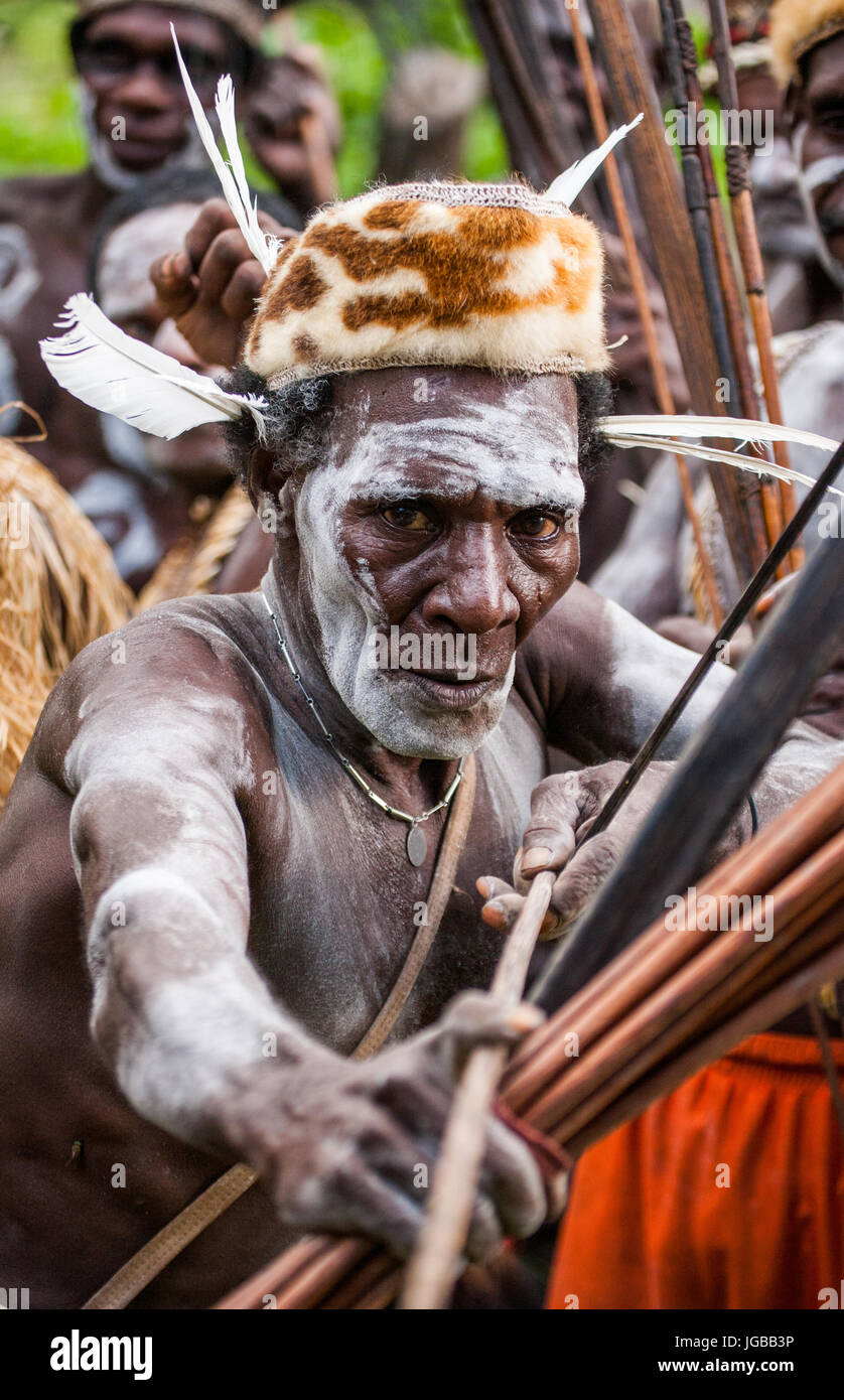 Indigenous women bow hi-res stock photography and images - Alamy
