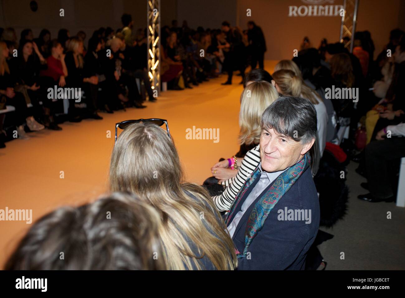 Fashion show runway audience hi-res stock photography and images - Alamy