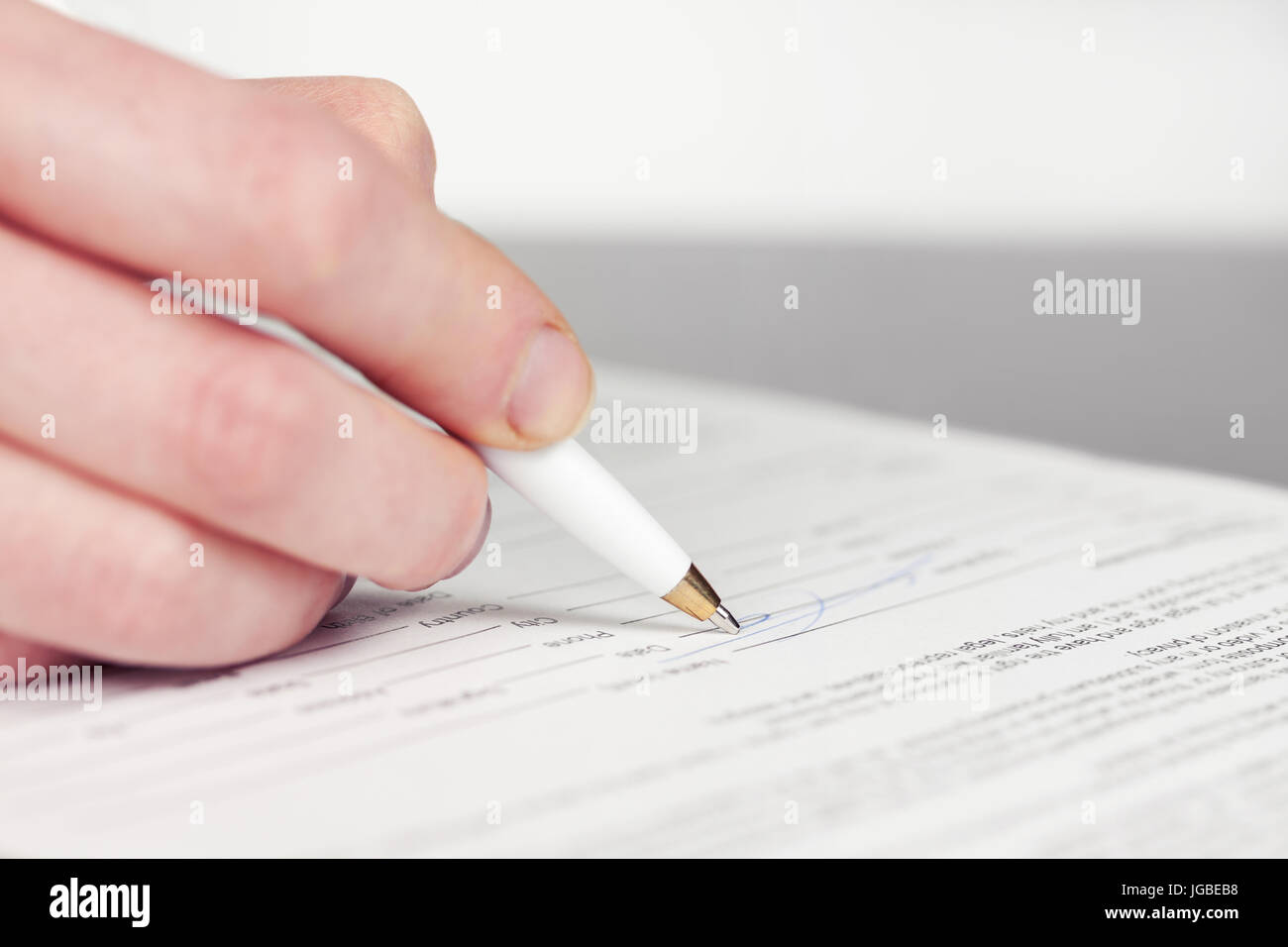 Business woman signing contract Stock Photo - Alamy