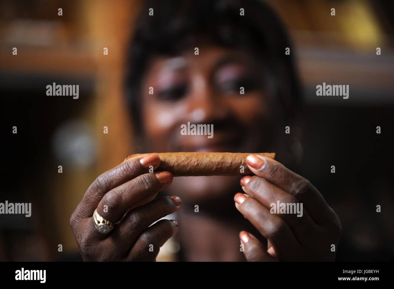 Woman cuban cigars rolling hi-res stock photography and images - Alamy