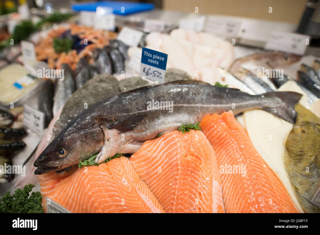 Supermarket fish display hi-res stock photography and images - Alamy