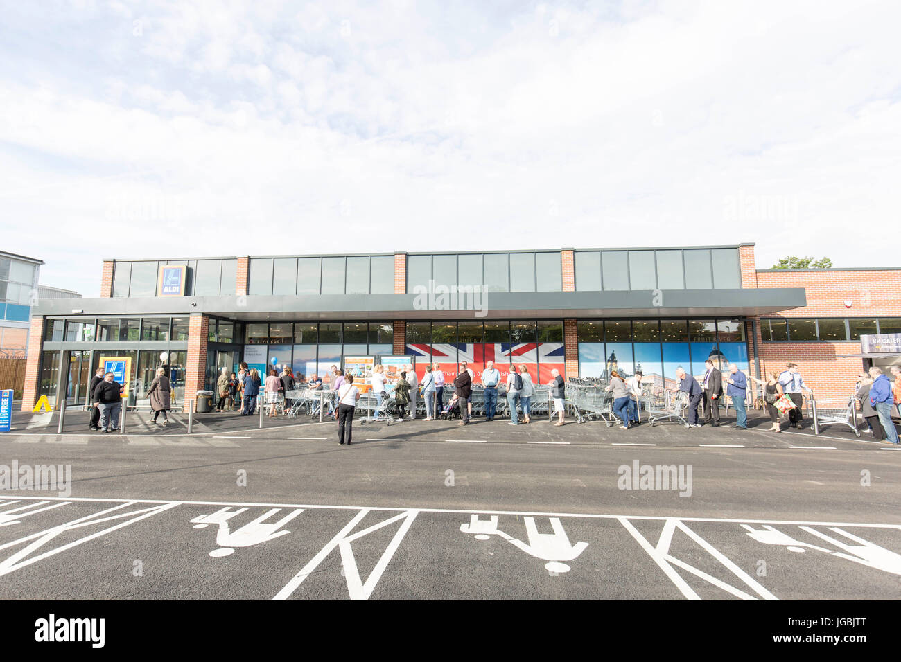 exterior picture of an Aldi supermarket Stock Photo - Alamy