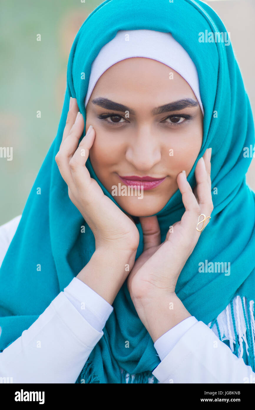 Hijab hands hi-res stock photography and images - Alamy
