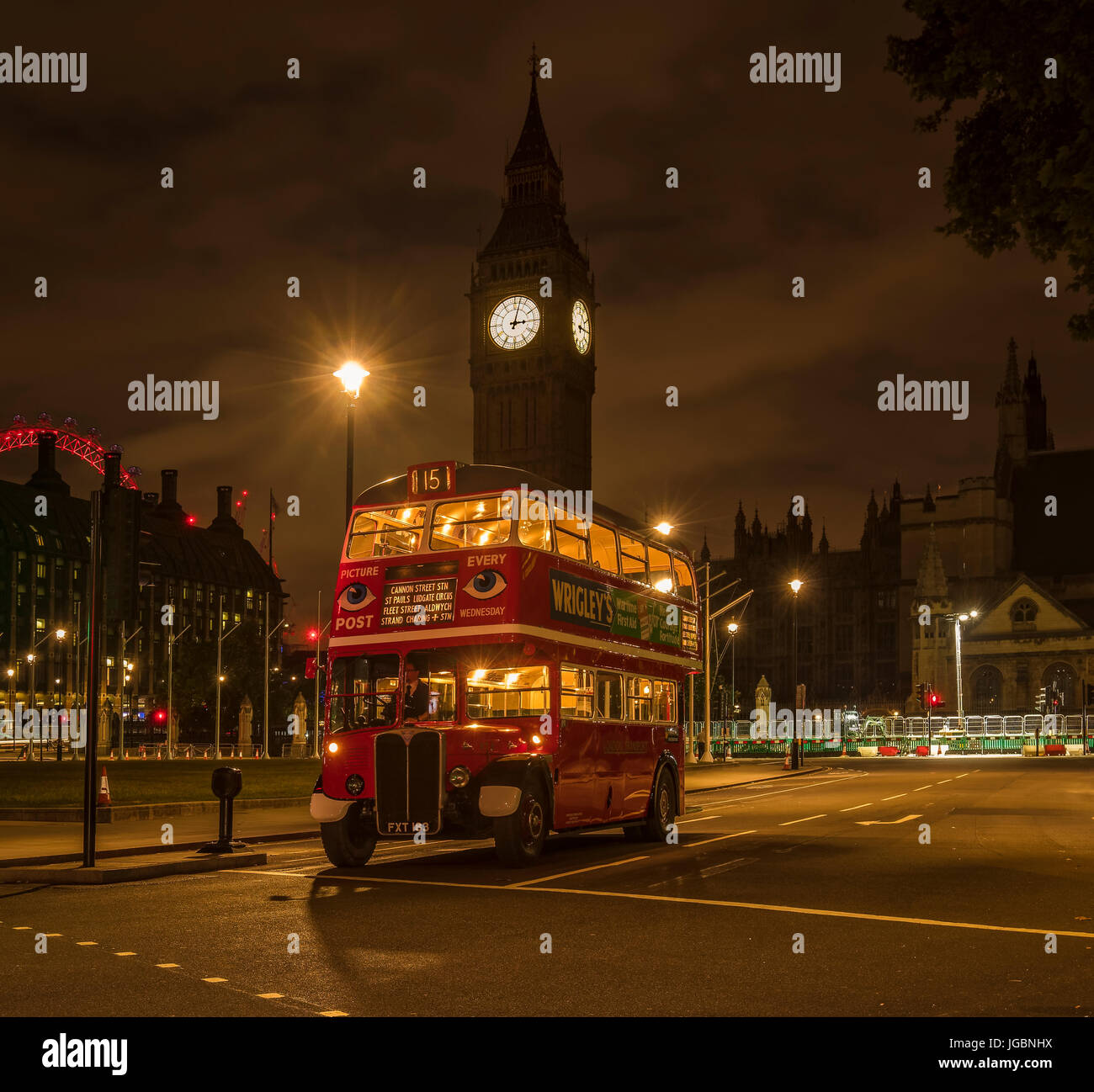 Big ben with london buses hi-res stock photography and images - Alamy