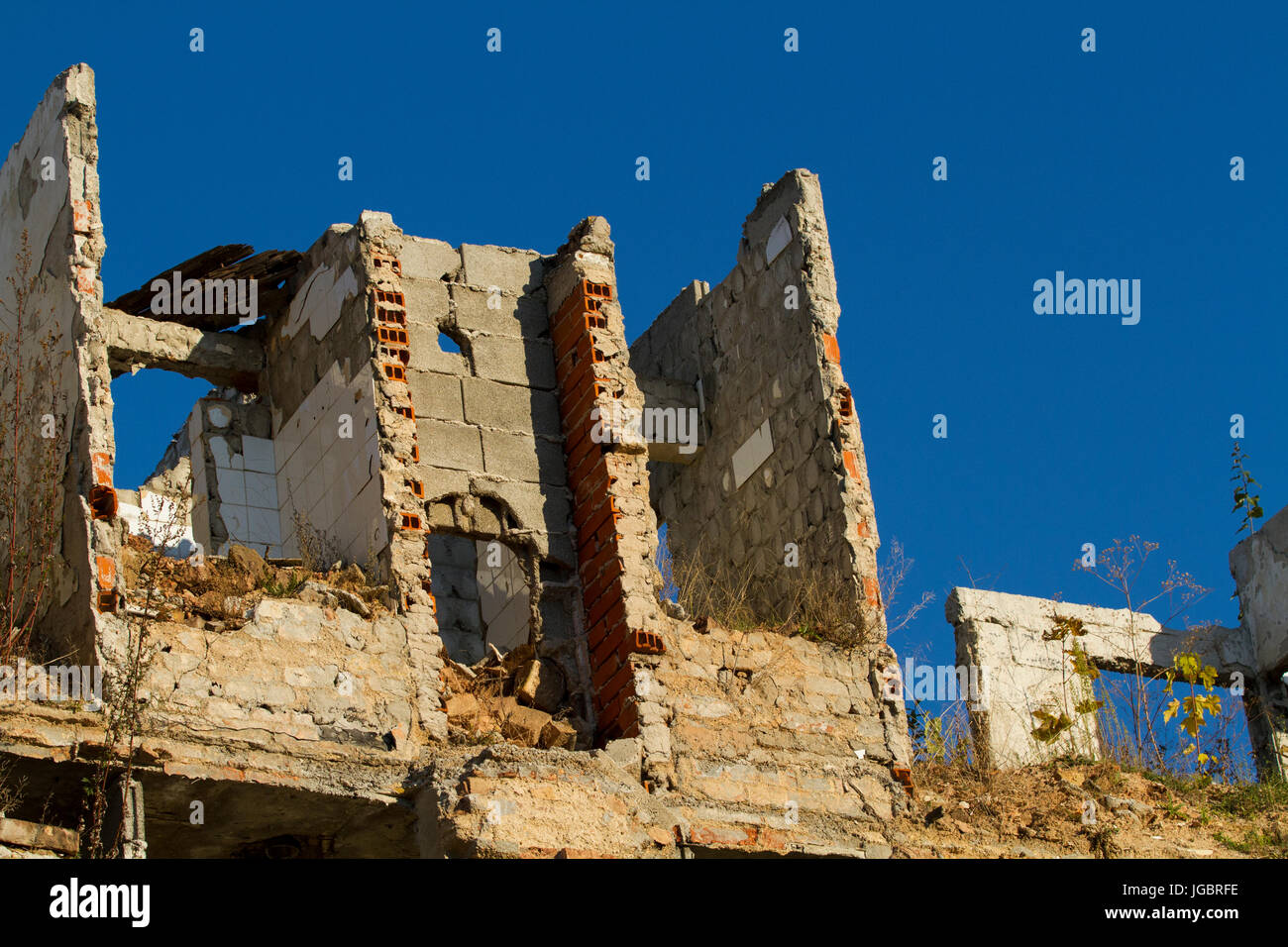 Ruined building flats bosnia hi-res stock photography and images - Alamy