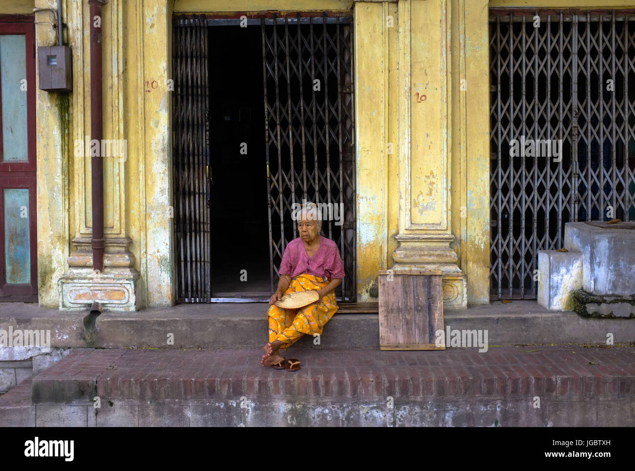 Old burmese lady hi-res stock photography and images - Alamy