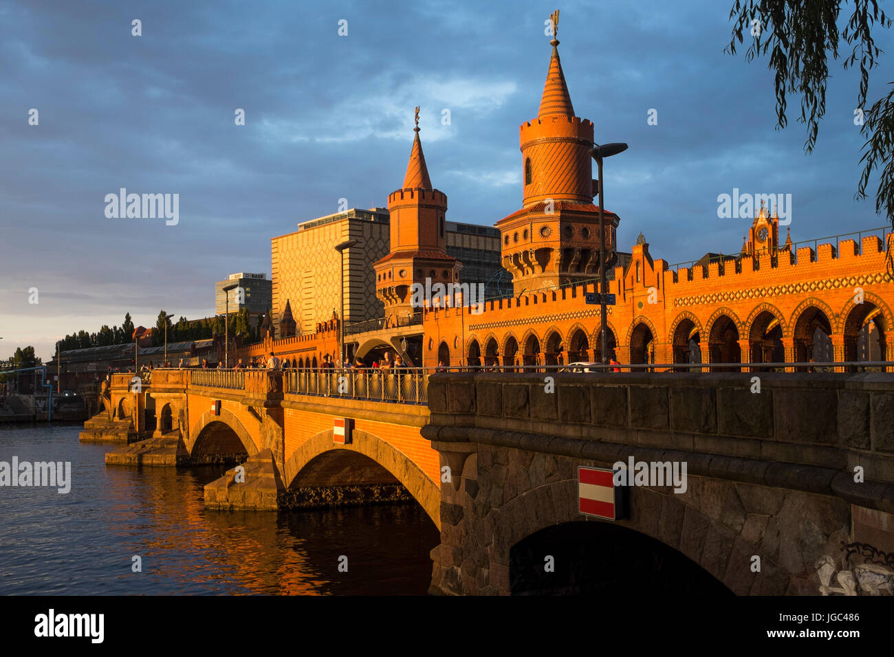 Berlin oberbaumbruecke hi-res stock photography and images - Alamy