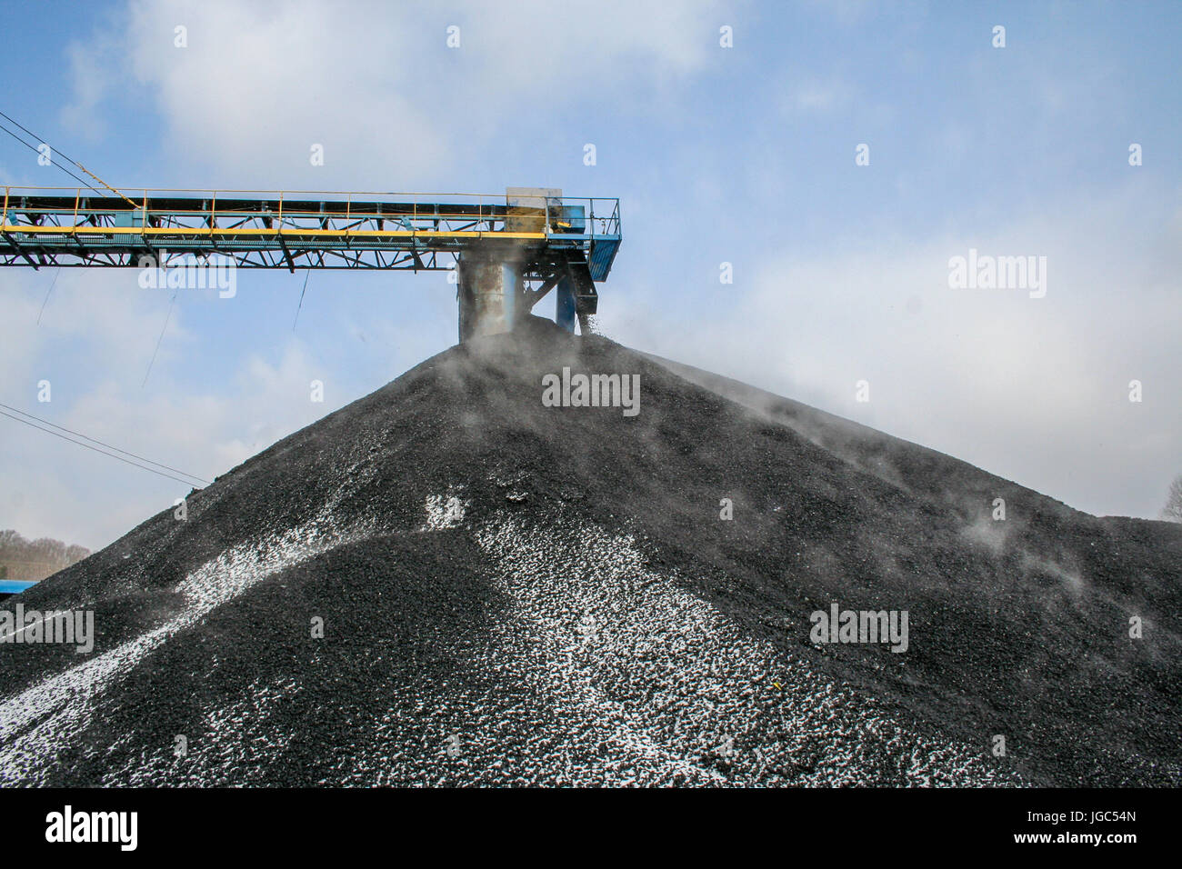 Coal tipple hi-res stock photography and images - Alamy