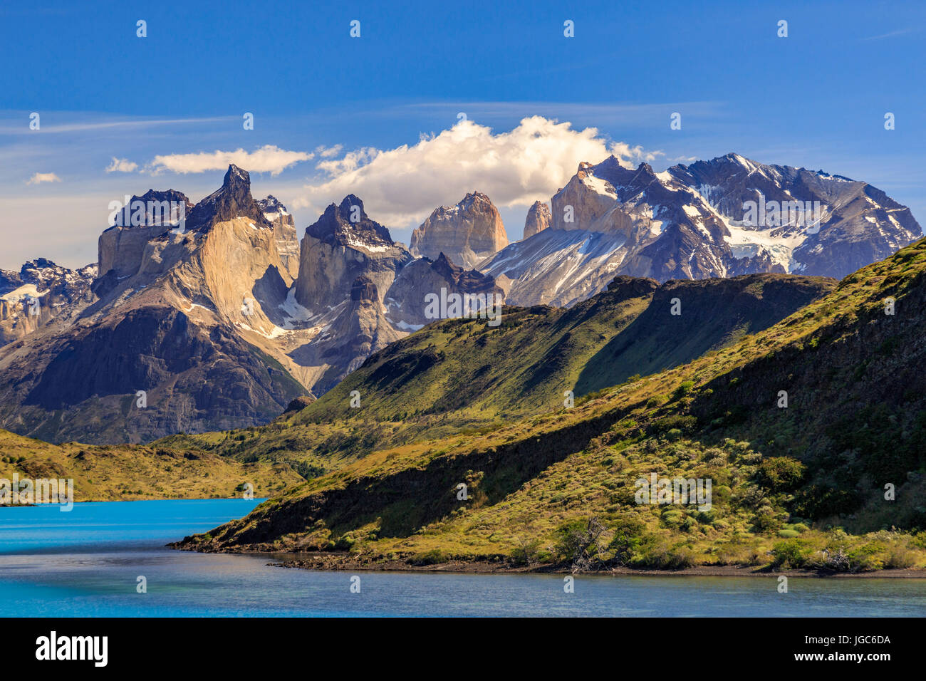 Cuernos del paine y lago pehoe hi-res stock photography and images - Alamy