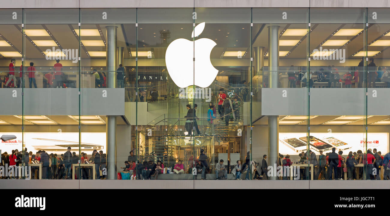 People in Apple Store and logo on window. Hong Kong Stock Photo - Alamy