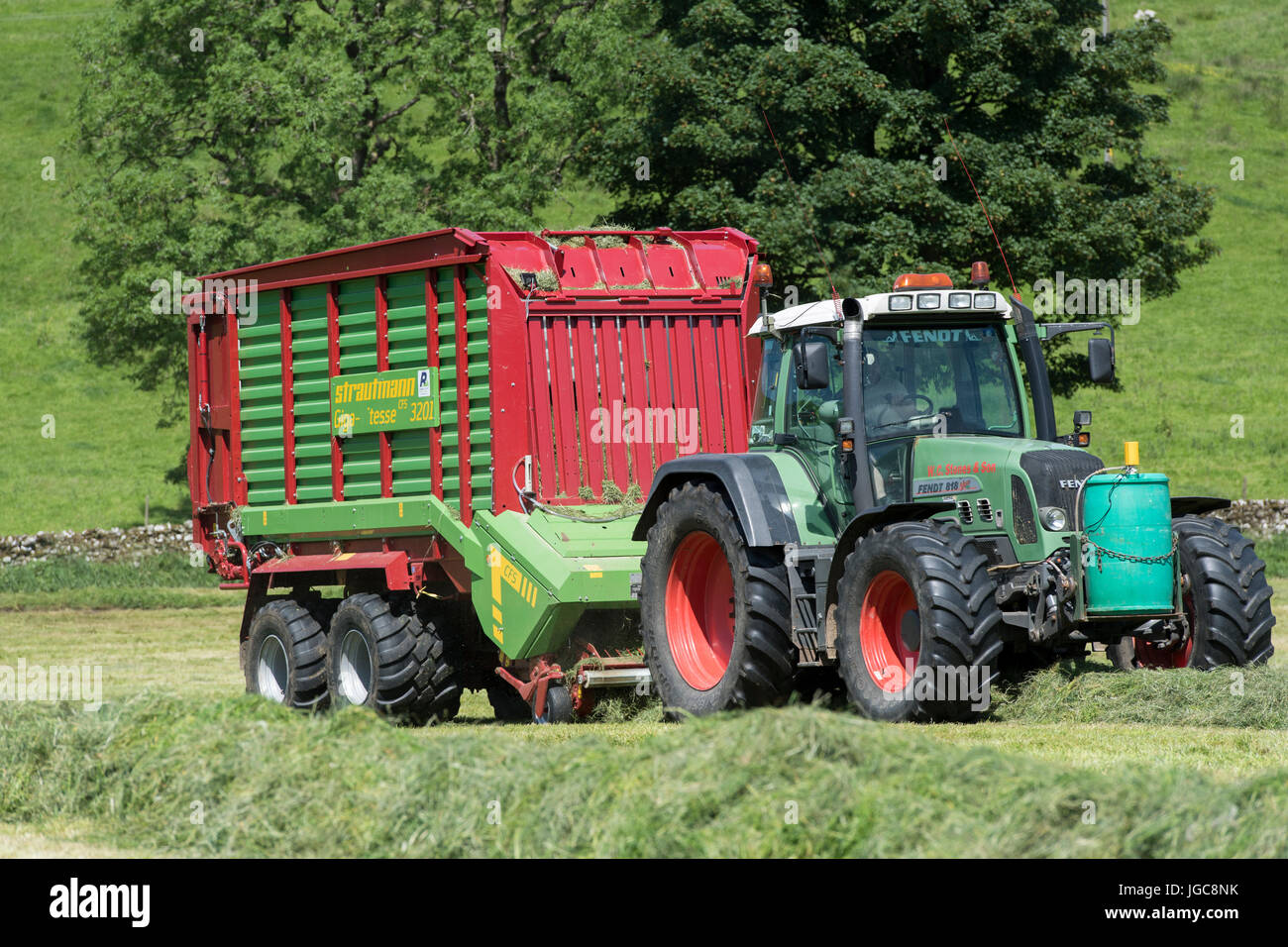 Making silage crop in the Yorkshire Dales with a Strautmann Forage ...
