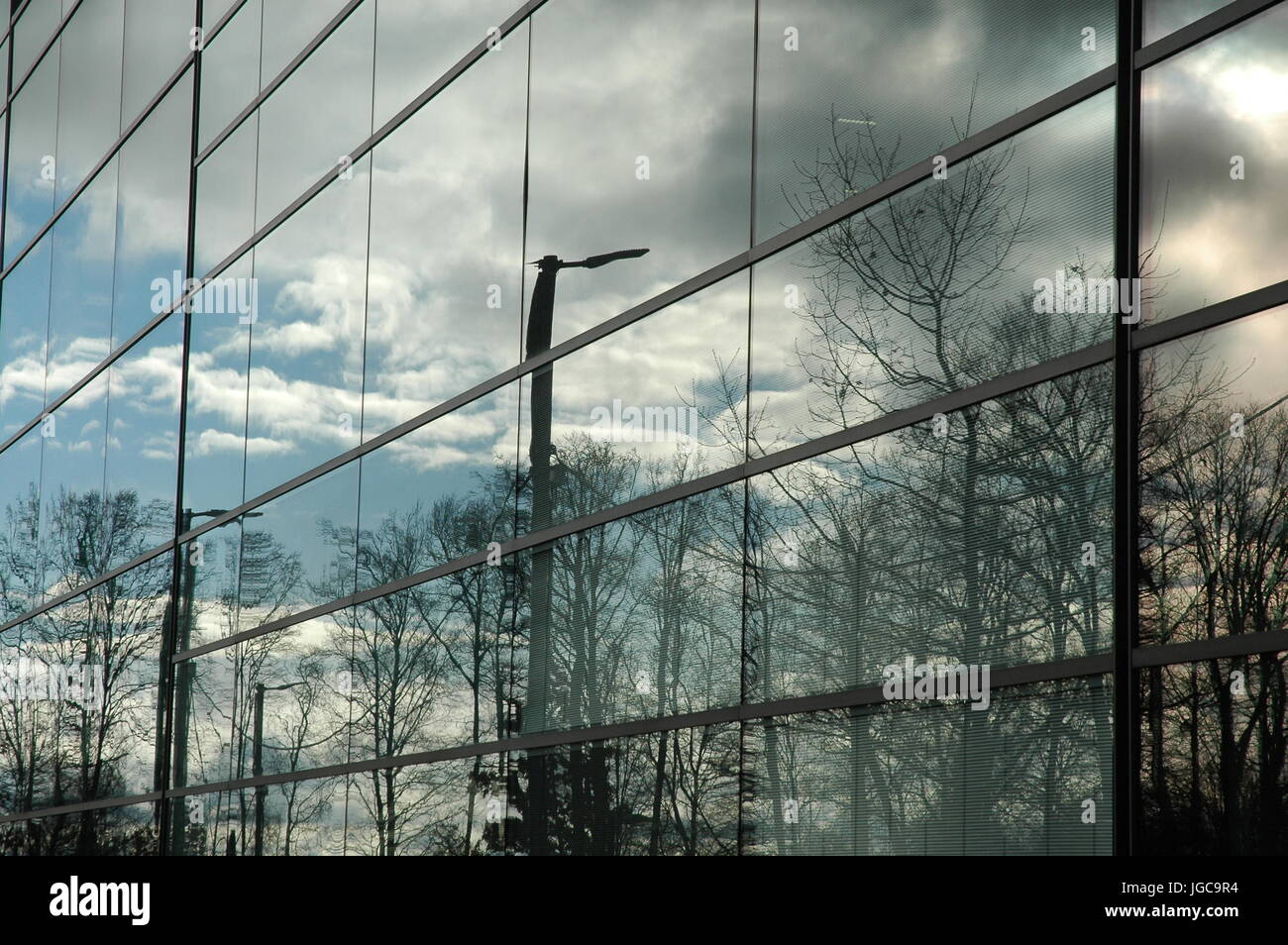 Reflections in a glass facade hi-res stock photography and images - Alamy