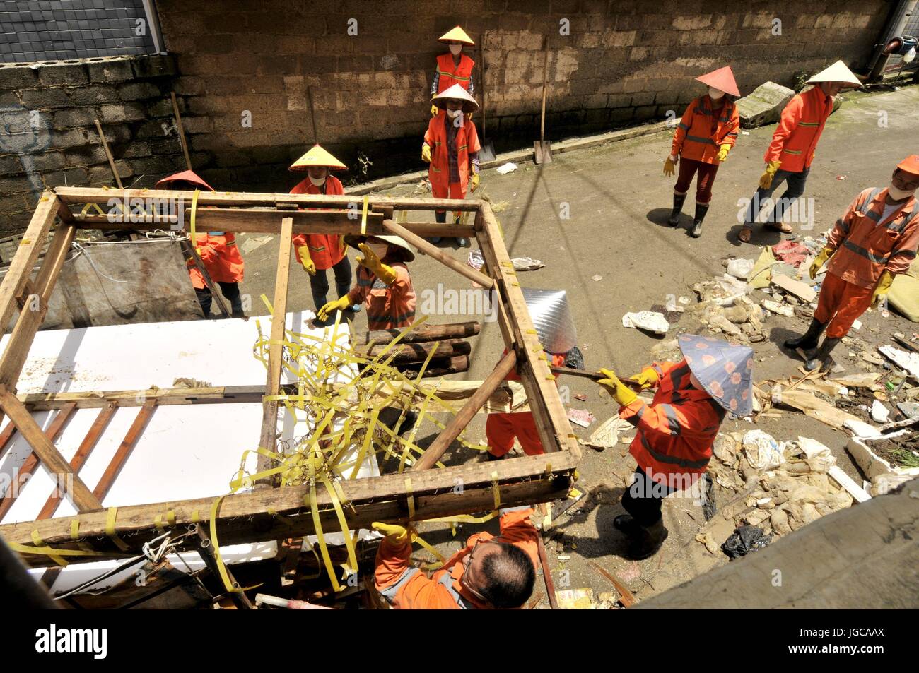 Nanning, Nanning, China. 4th July, 2017. People are busy cleaning mud ...