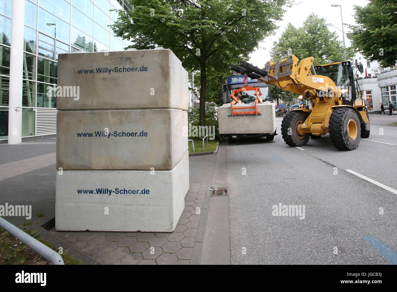 Hamburg, Germany. 4th July, 2017. Cement blocks are placed in front of ...
