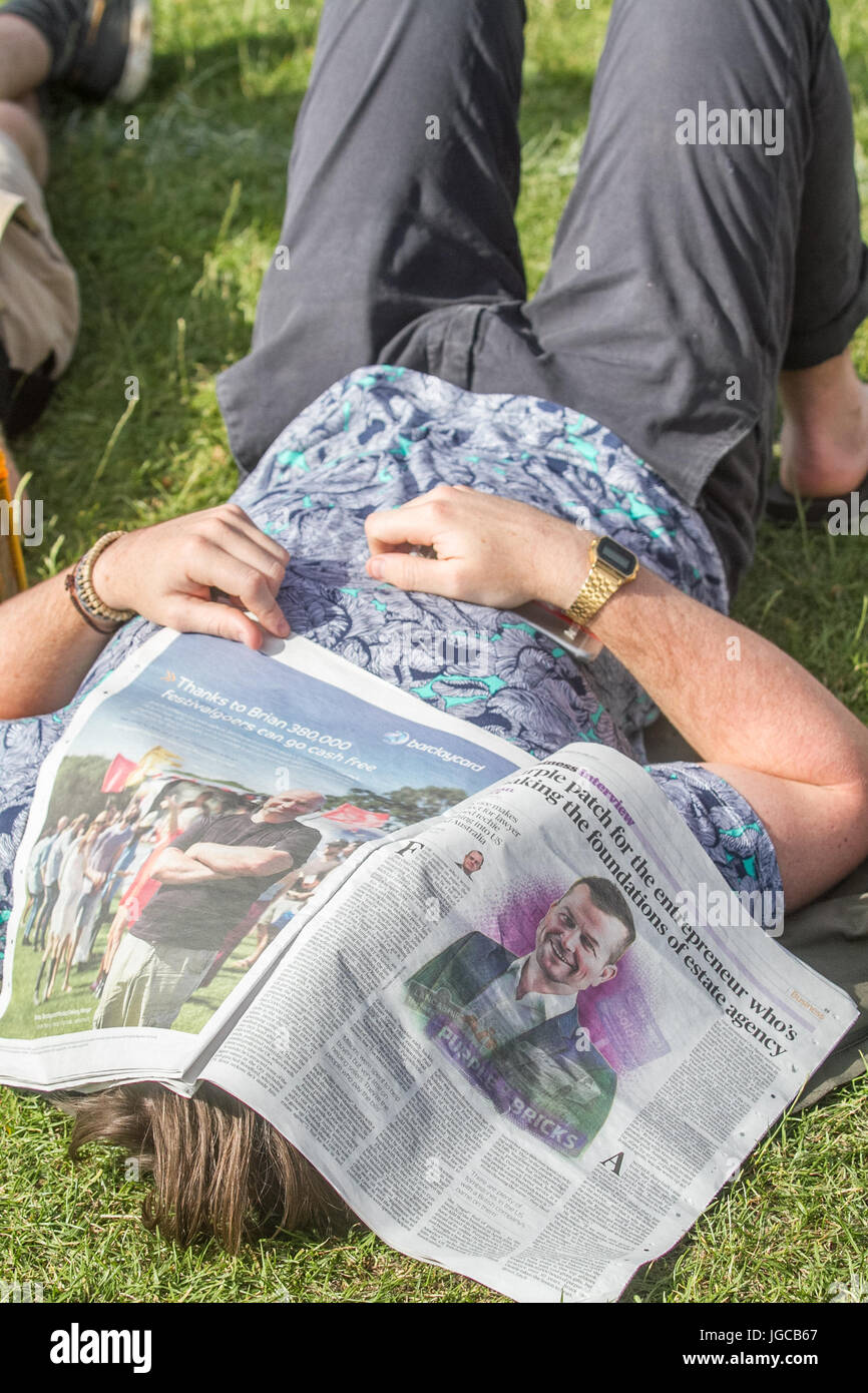 London UK. 5th July 2017. Enthusiastic tennis fans queuing in the ...