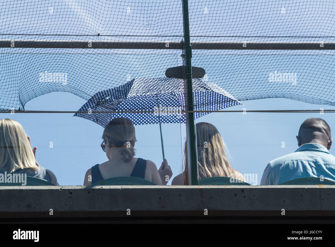 Wimbledon tennis spectators hi-res stock photography and images - Alamy