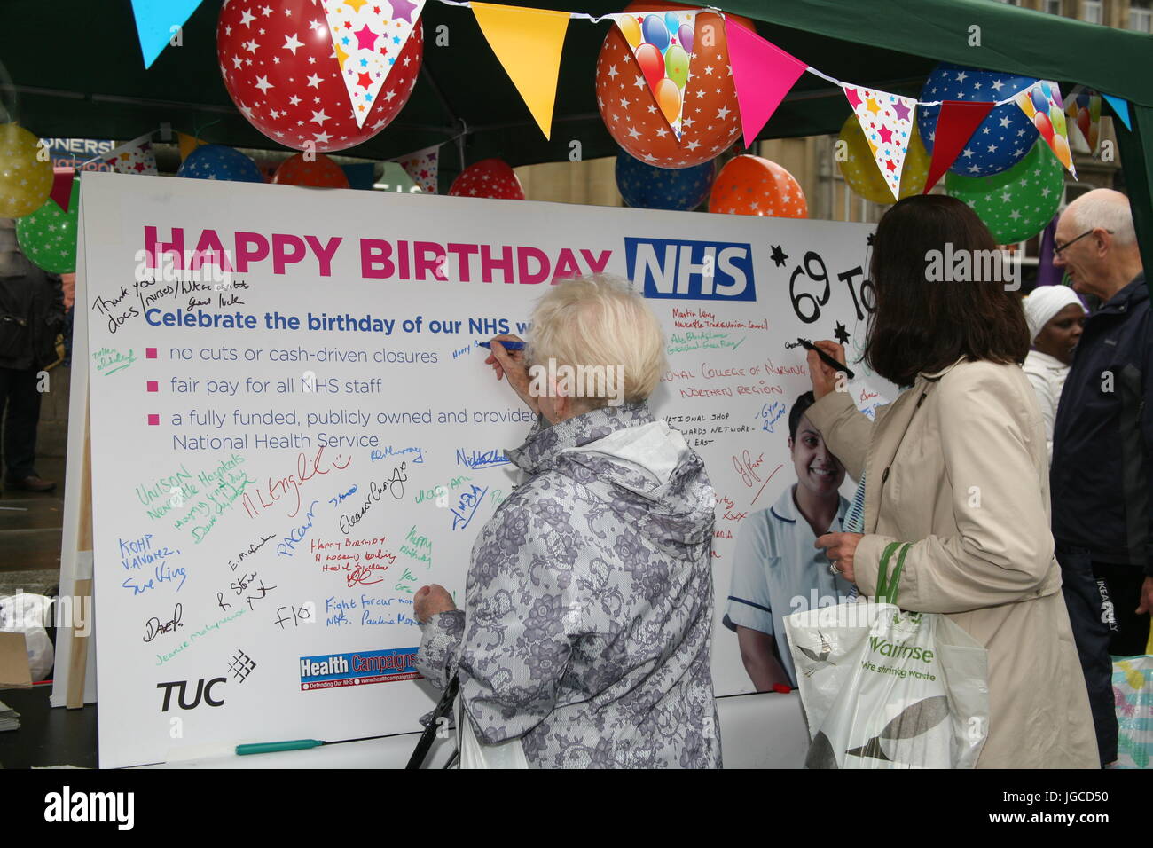 Nhs birthday cake hi-res stock photography and images - Alamy