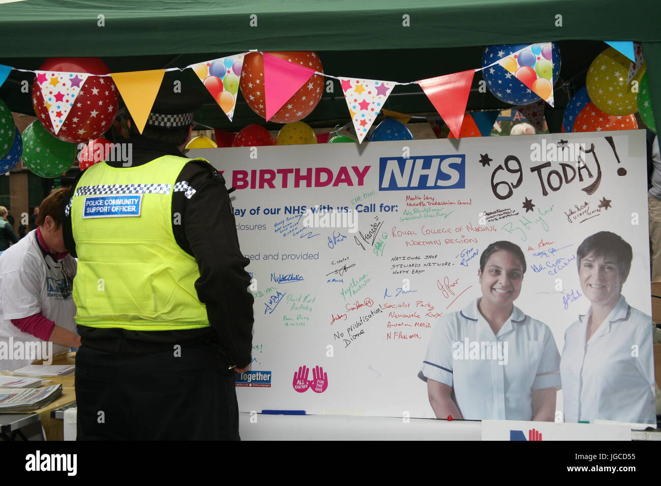 Nhs birthday cake hi-res stock photography and images - Alamy