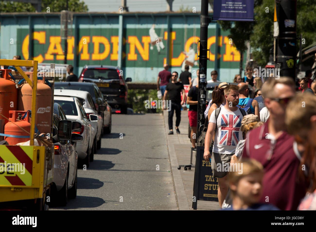 Camden, UK. 5th Jul, 2017. Londoners enjoy the warm weather in London's ...