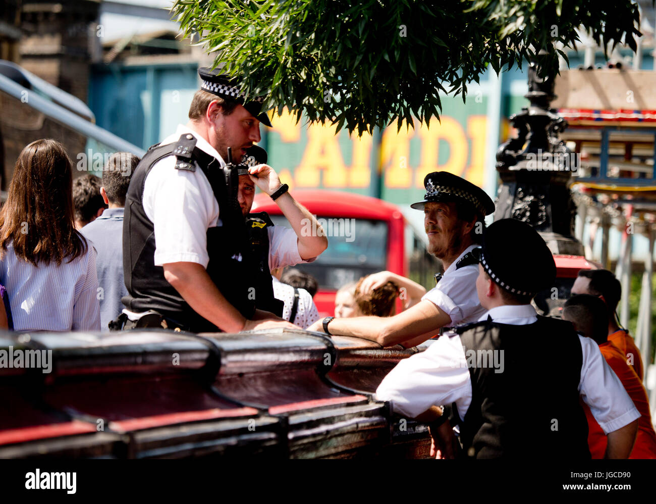 Camden, UK. 5th Jul, 2017. Londoners enjoy the warm weather in London's ...