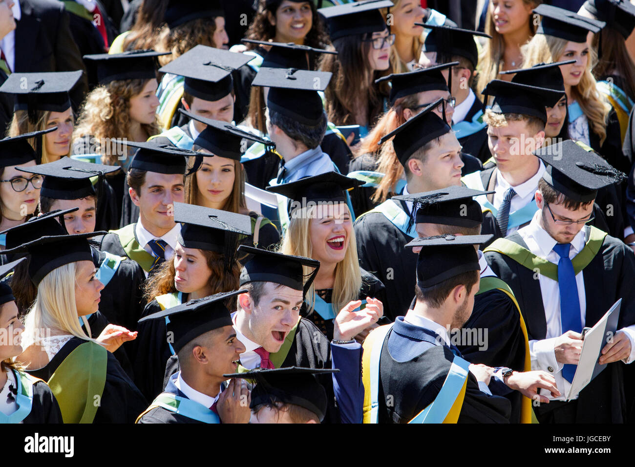Bath, UK. 5th July, 2017. As the UK enjoys another hot sunny day ...