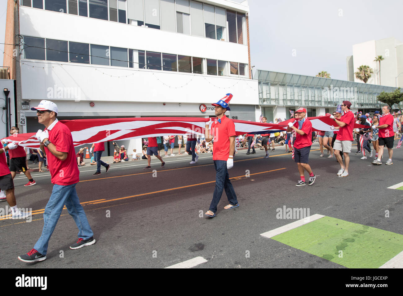 Santa Monica, California, USA. 4th July, 2017. Participants carry an ...