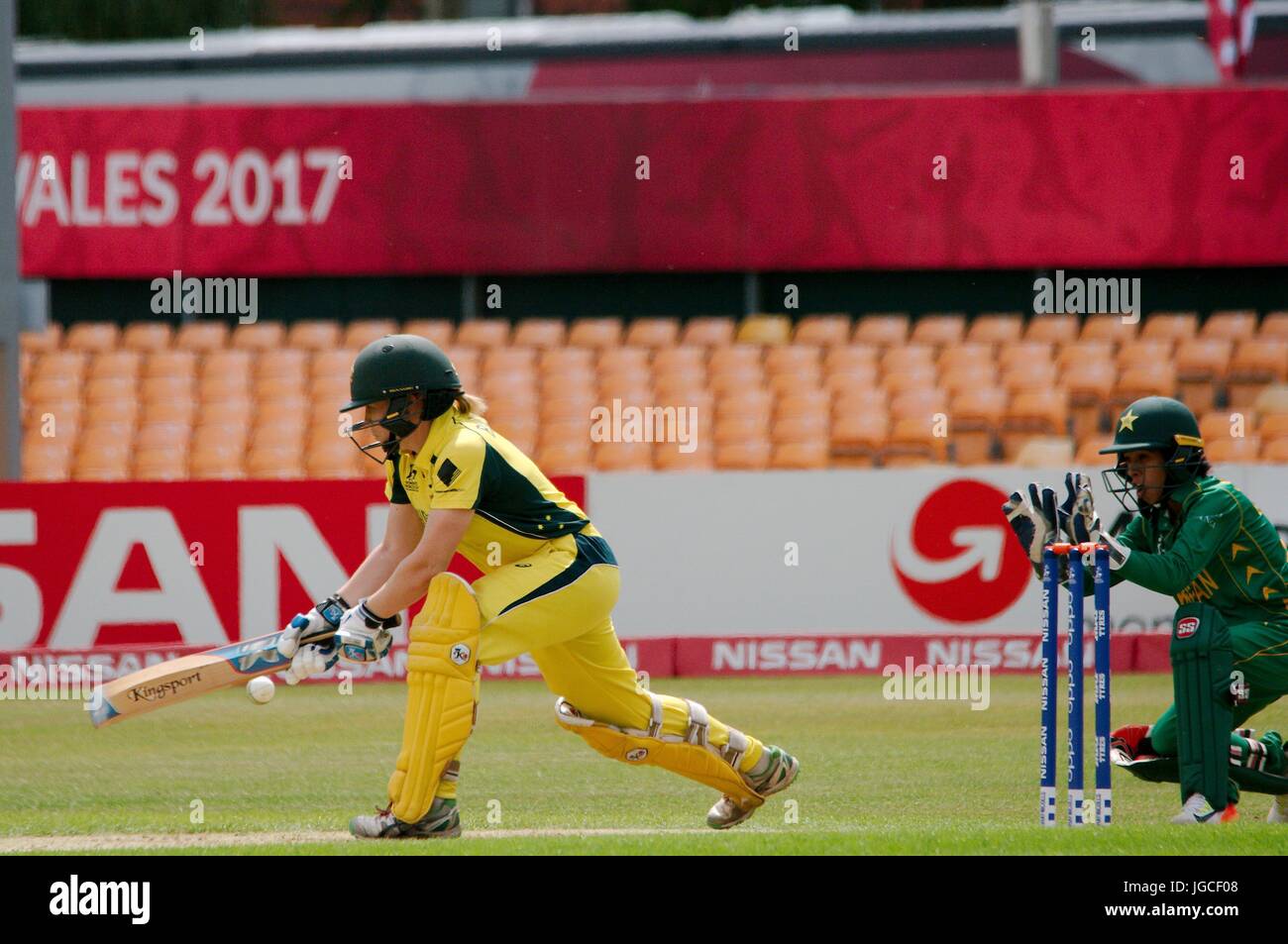 Reverse sweep cricket hi-res stock photography and images - Alamy