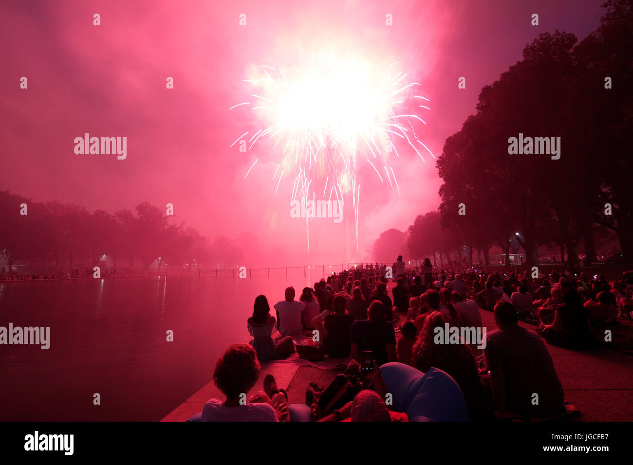 Washington, D.C. 4th July 2017. A large crowd of spectators gathers by ...