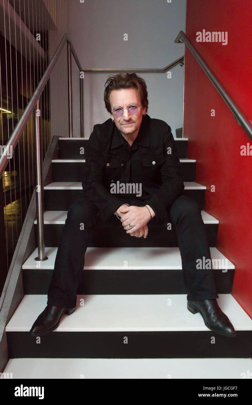 Photograph of u2 hi-res stock photography and images - Alamy