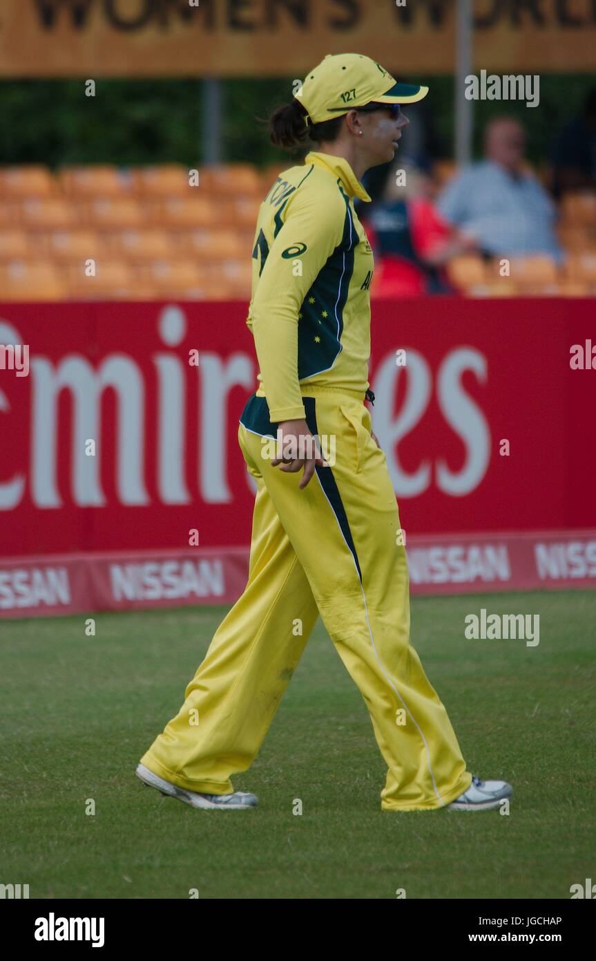Australian cricketers fielding hi-res stock photography and images - Alamy