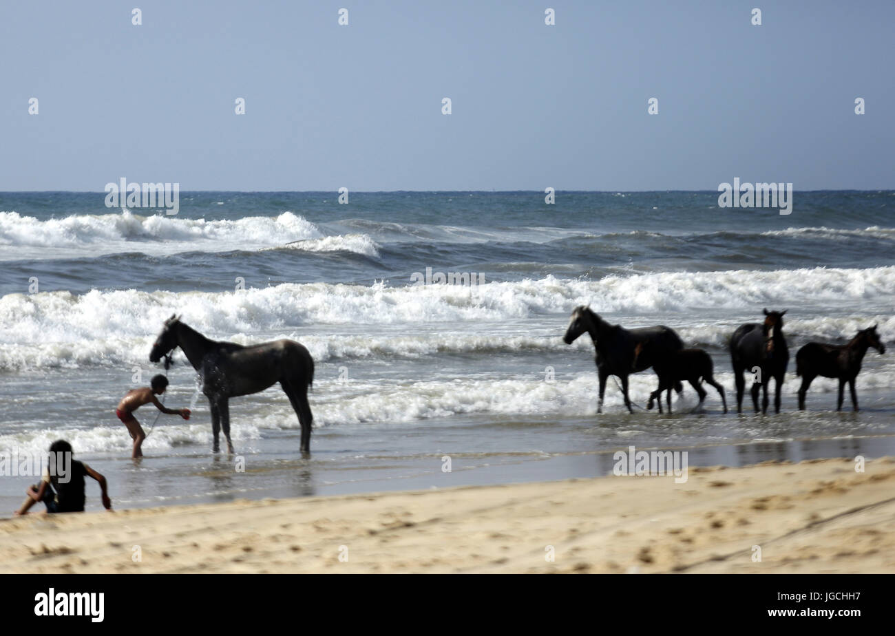 Gaza City, The Gaza Strip, Palestine. 5th July, 2017. Palestinians ...