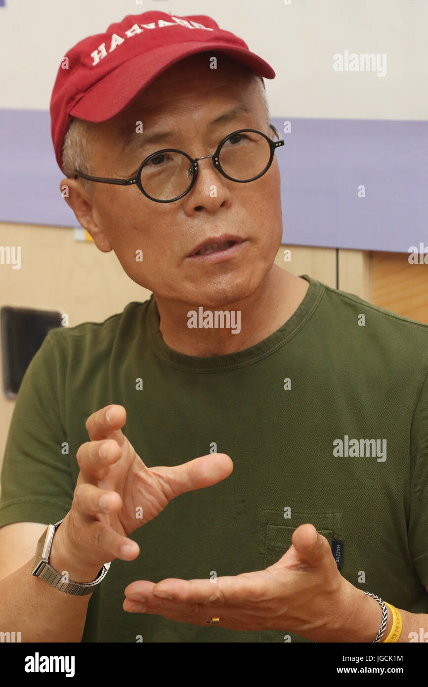 S. Korean cartoonist Huh Young-man South Korean cartoonist Huh Young ...