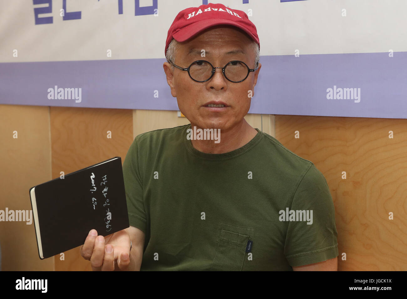 S. Korean cartoonist Huh Young-man South Korean cartoonist Huh Young ...