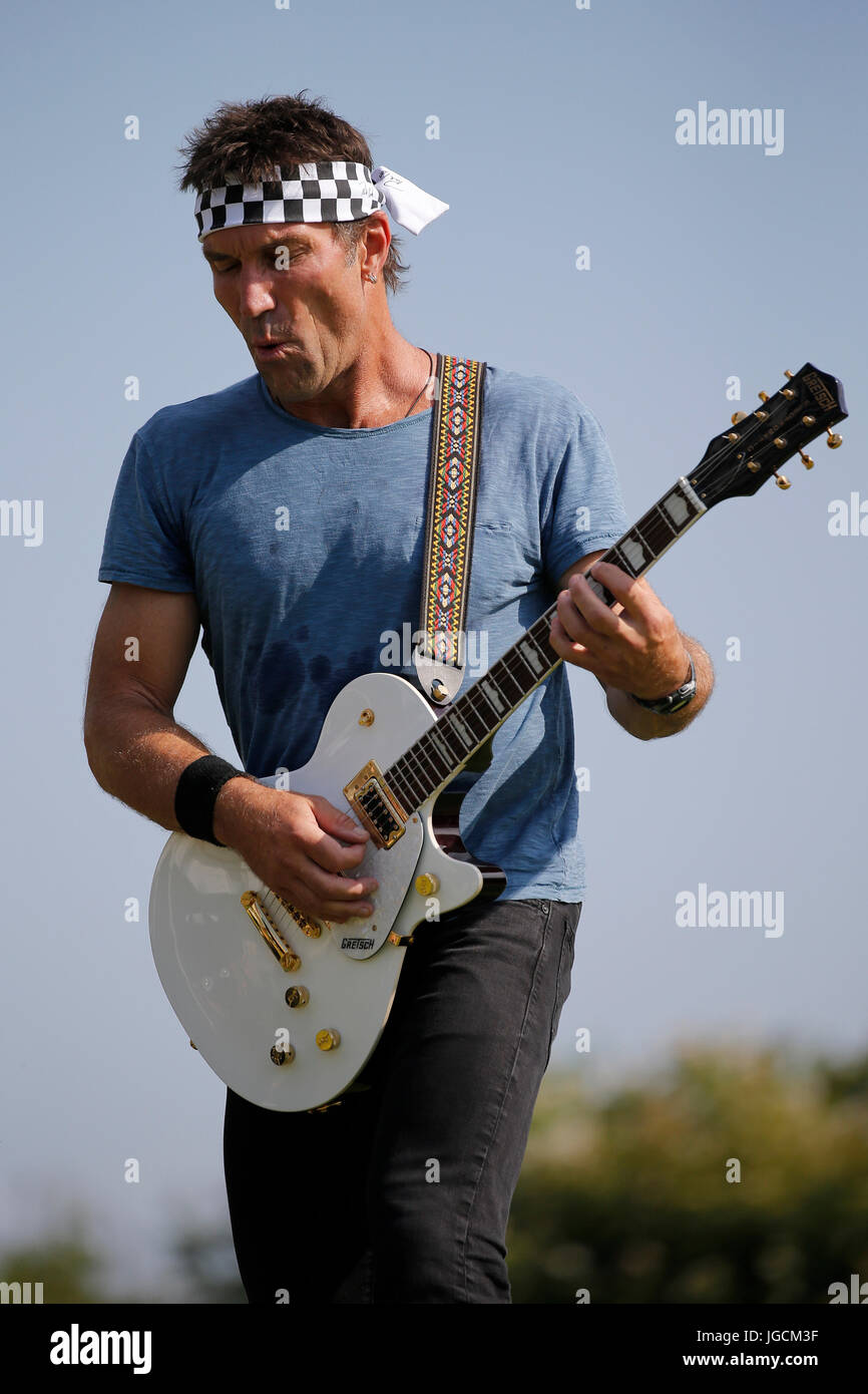 PAT CASH WITH GUITAR DOING PIECE TO CAMERA ON HENMAN HILL, THE ...