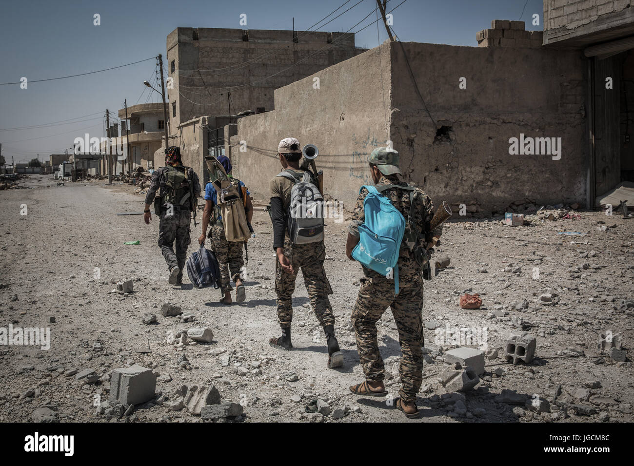 Al Sinaa, eastern Raqqa, Syria. 15th July, 2017. Soldiers of the Syrian ...