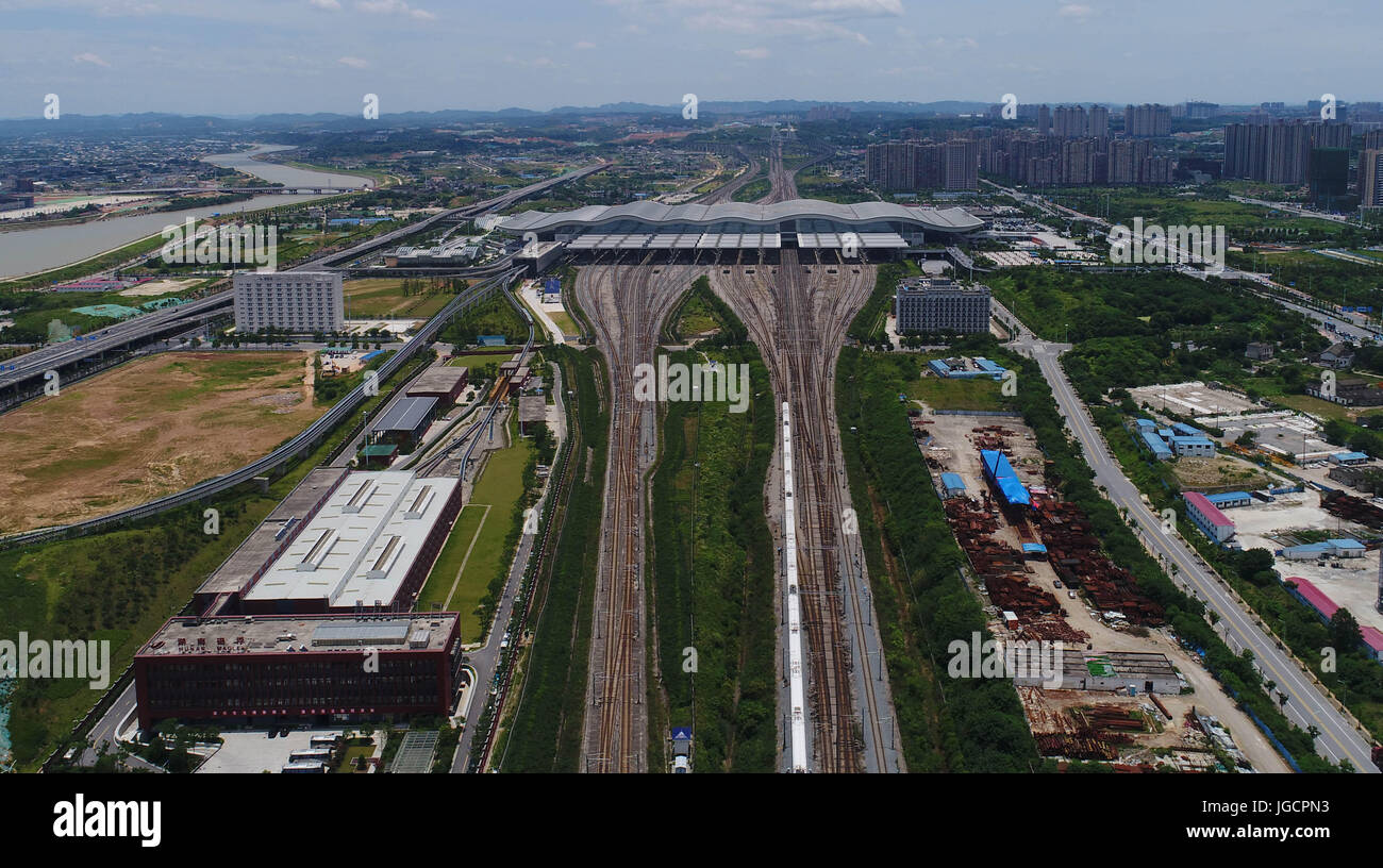 (170706) -- CHANGSHA, July 6, 2017 (Xinhua) -- A train of Shanghai ...