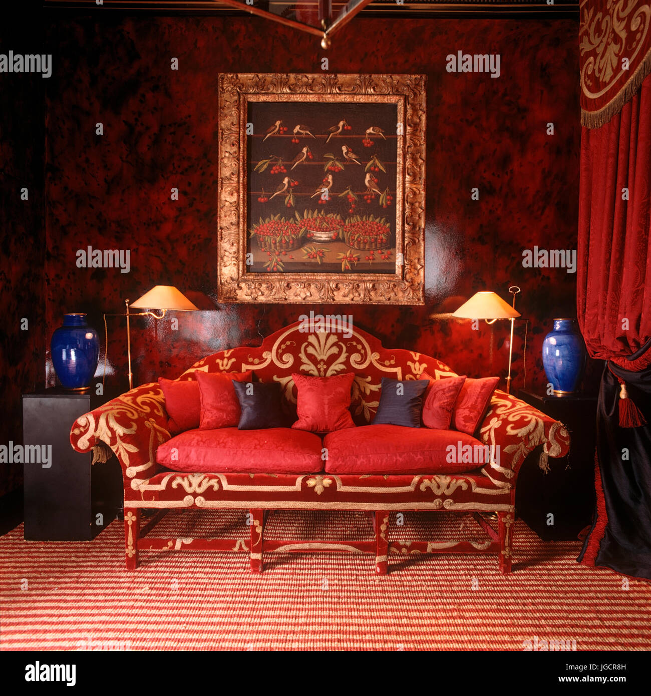 Red sofa hi-res stock photography and images - Alamy