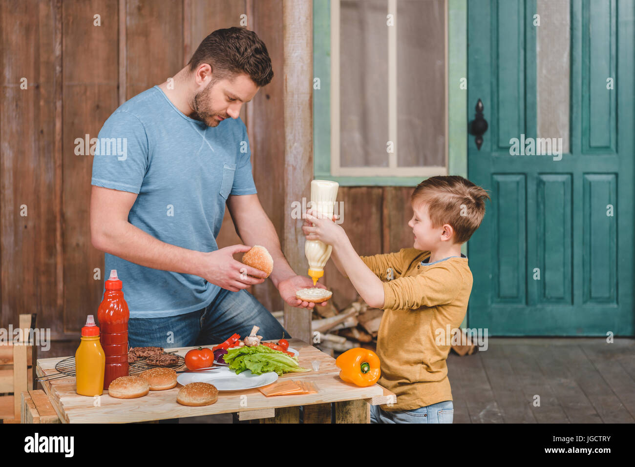 Family cooking together hi-res stock photography and images - Alamy