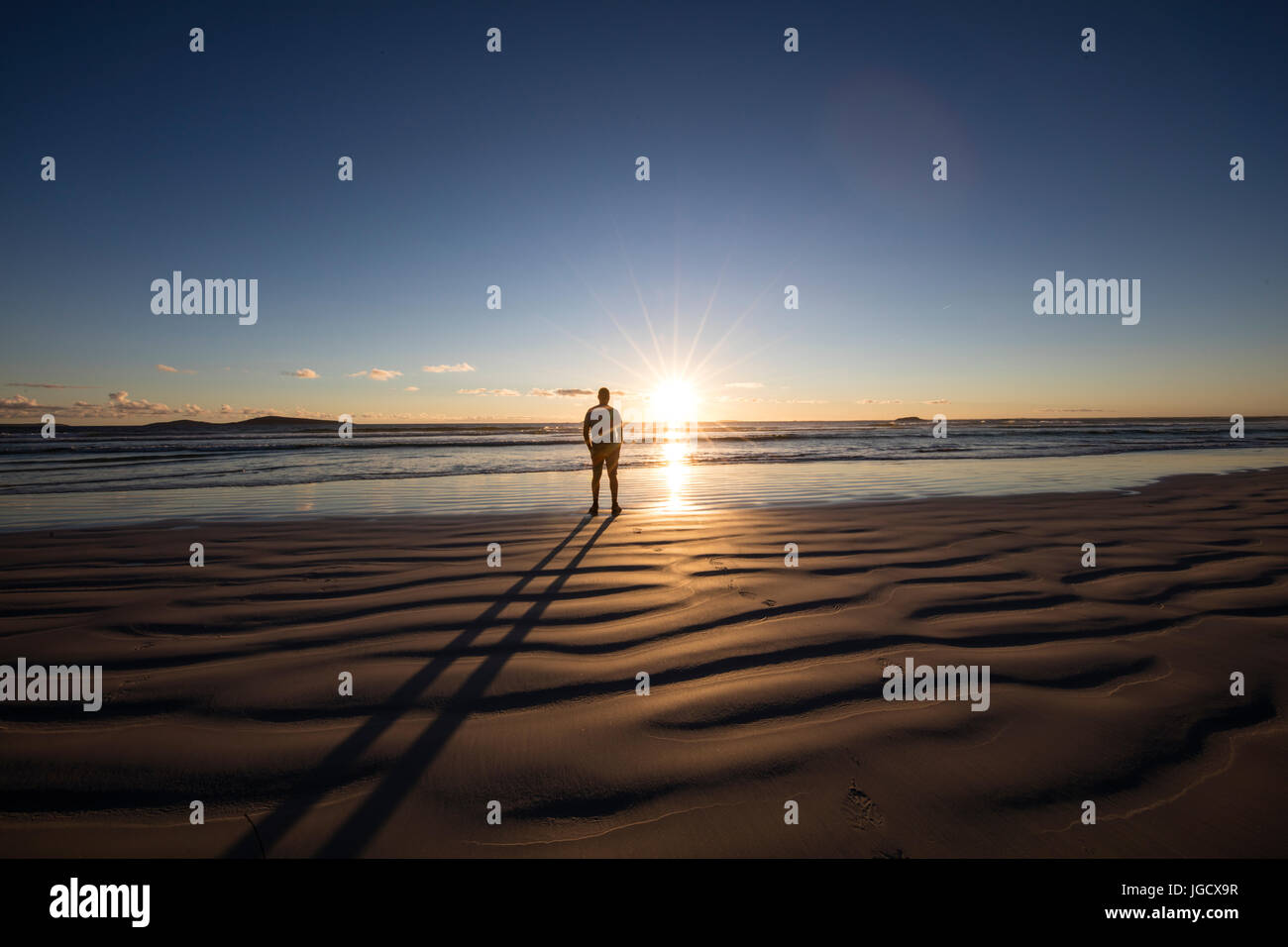 Silhouette of man looking at sunset hi-res stock photography and images ...