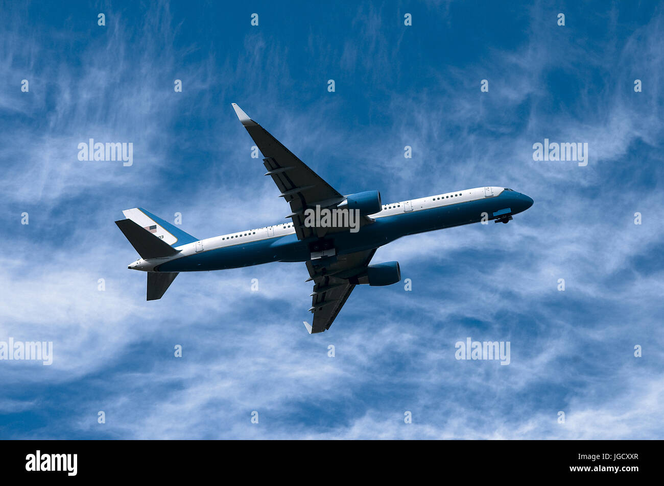757 flying hi-res stock photography and images - Alamy